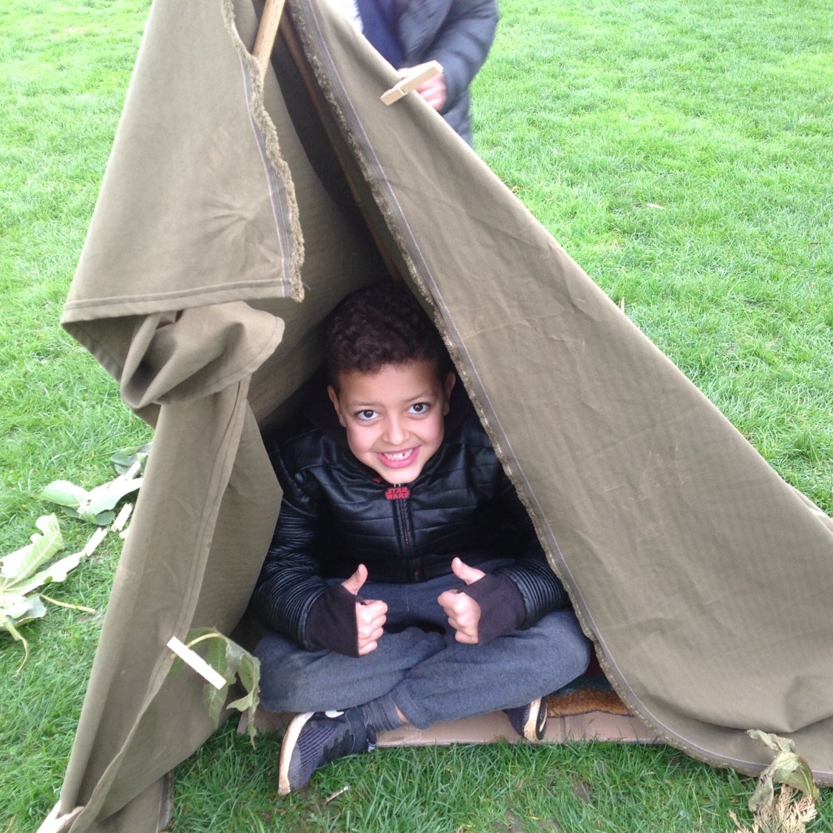 Carterhatch Junior School - Year 3 build a den
